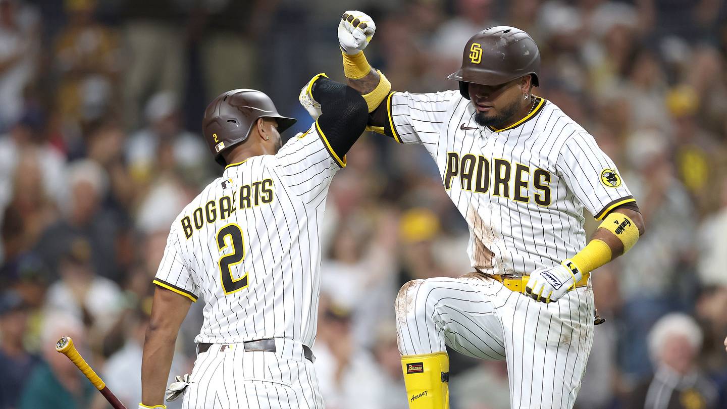 Padres troll upset fans with surprising response vs Brewers after ...