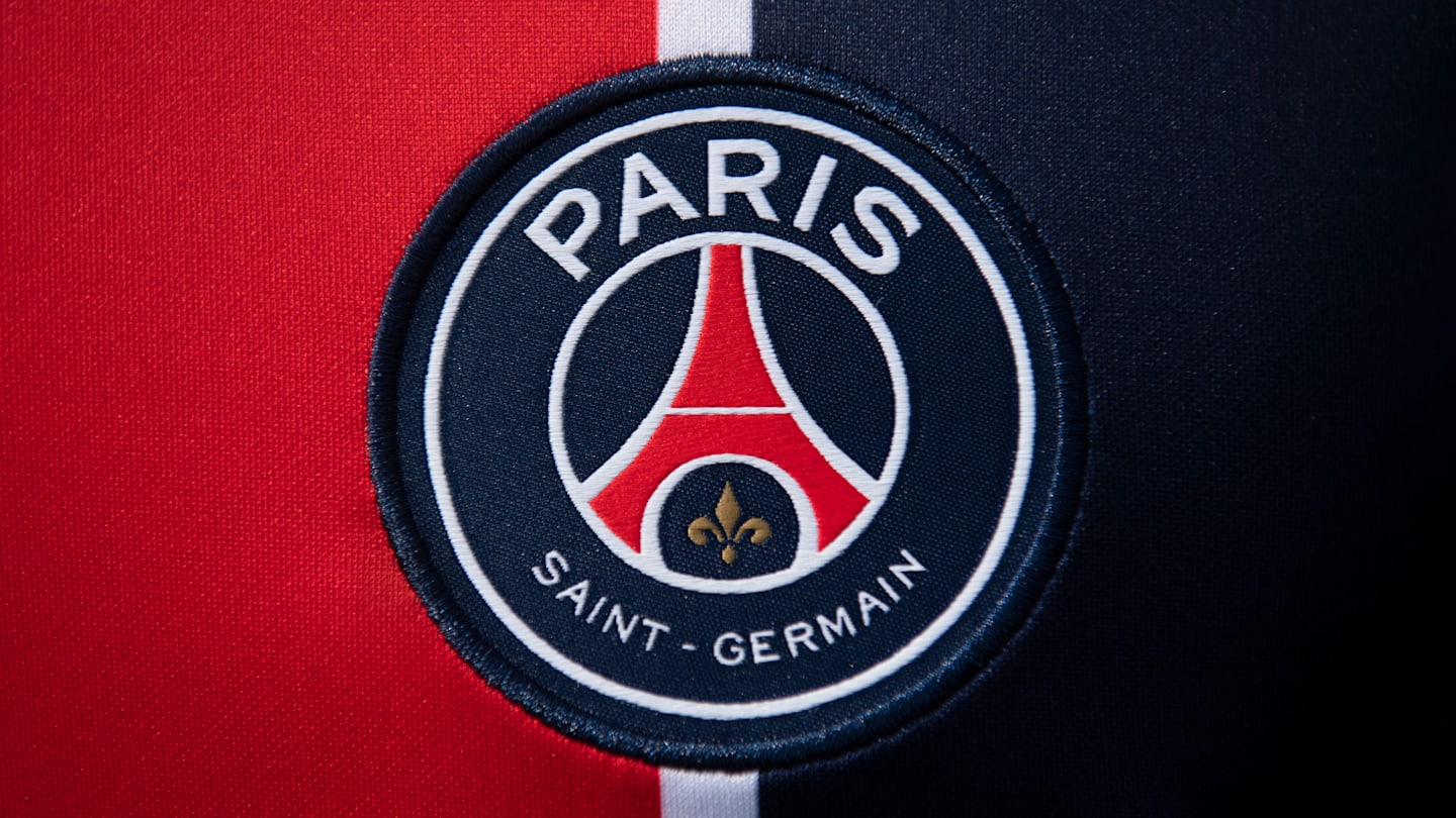 Celtic want to sign left-back, PSG holding talks
