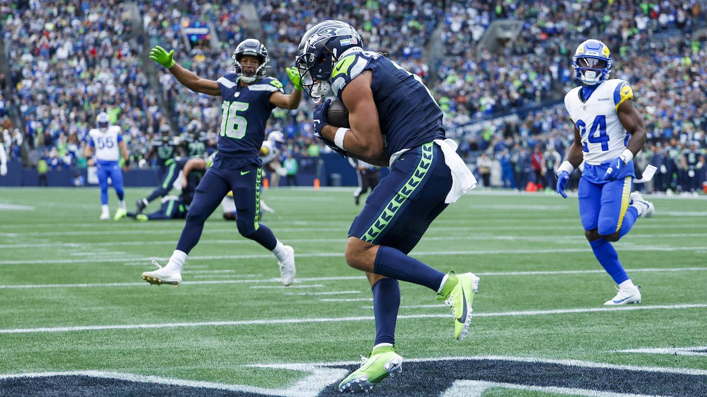 Which jerseys are the Seahawks wearing for the Week 18 season finale?
