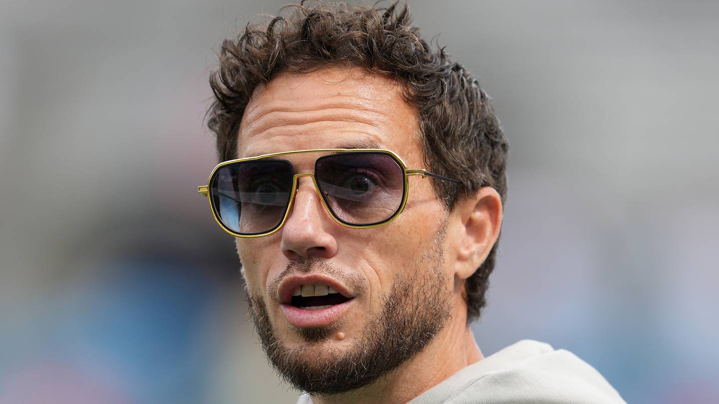 Mike McDaniel breaks silence on Dolphins trade rumors (and it’s telling)