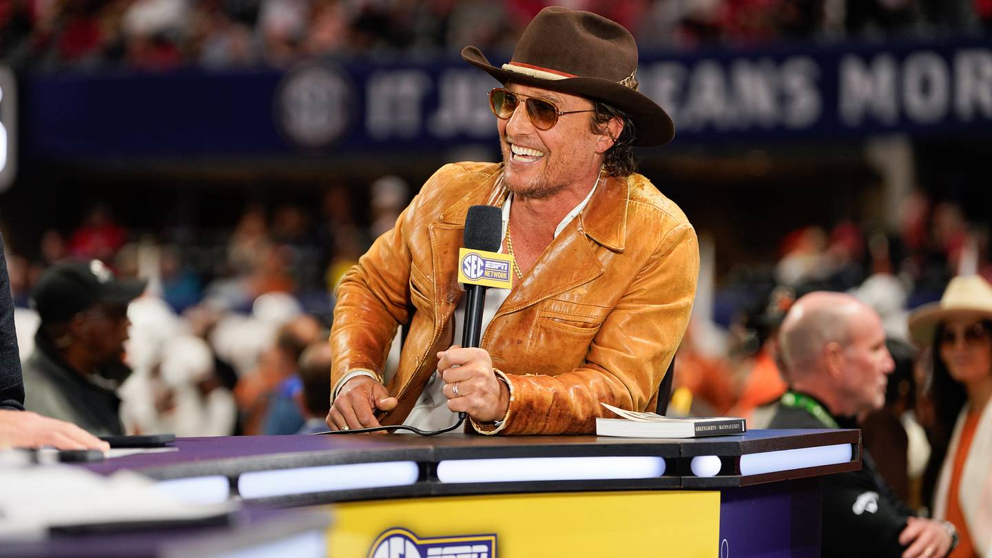 Matthew McConaughey shows Georgia fans major love despite Dawgs ...