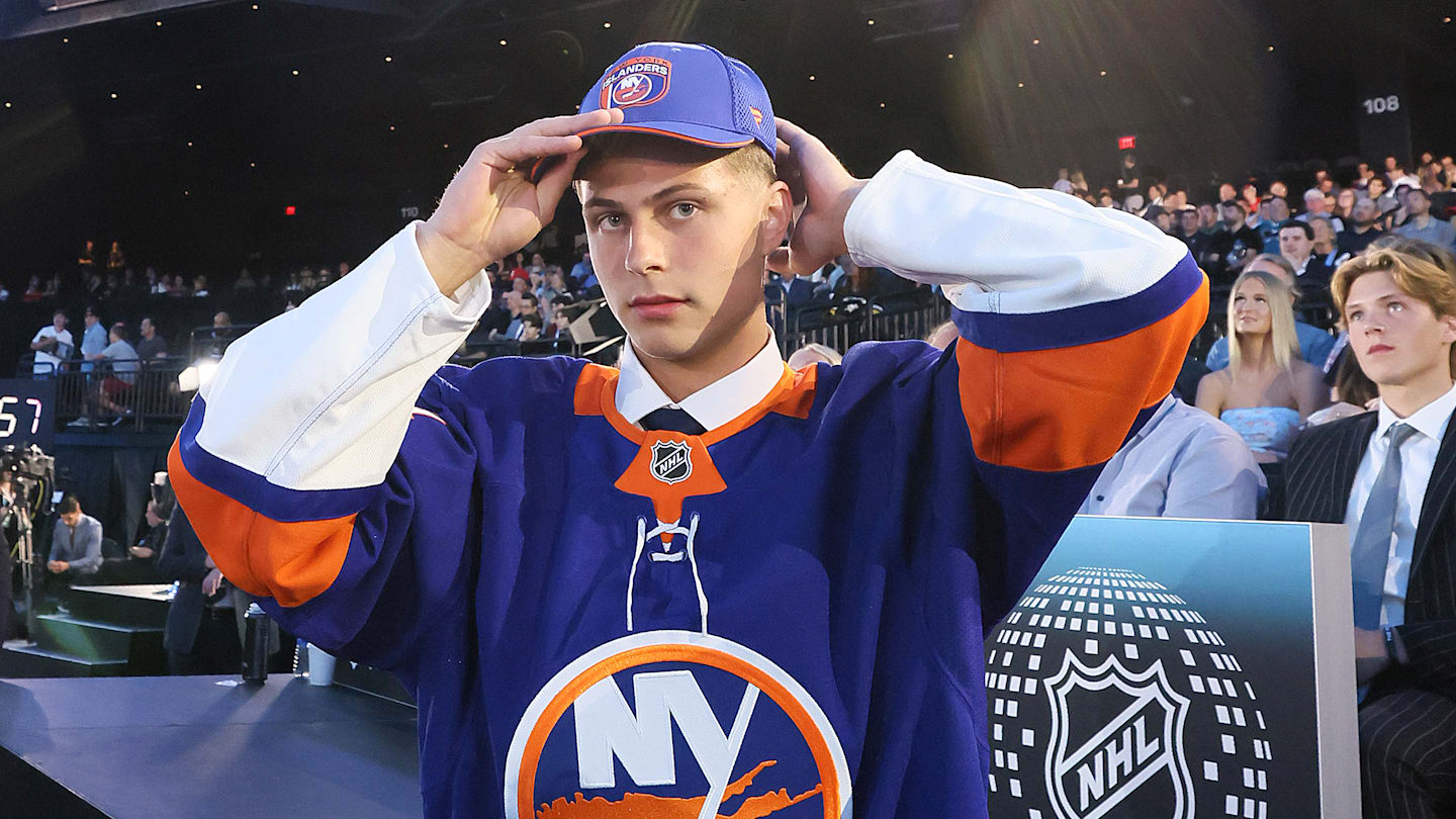 The NY Islanders select forward Kamil Bednarik 61st overall in the 2024 ...