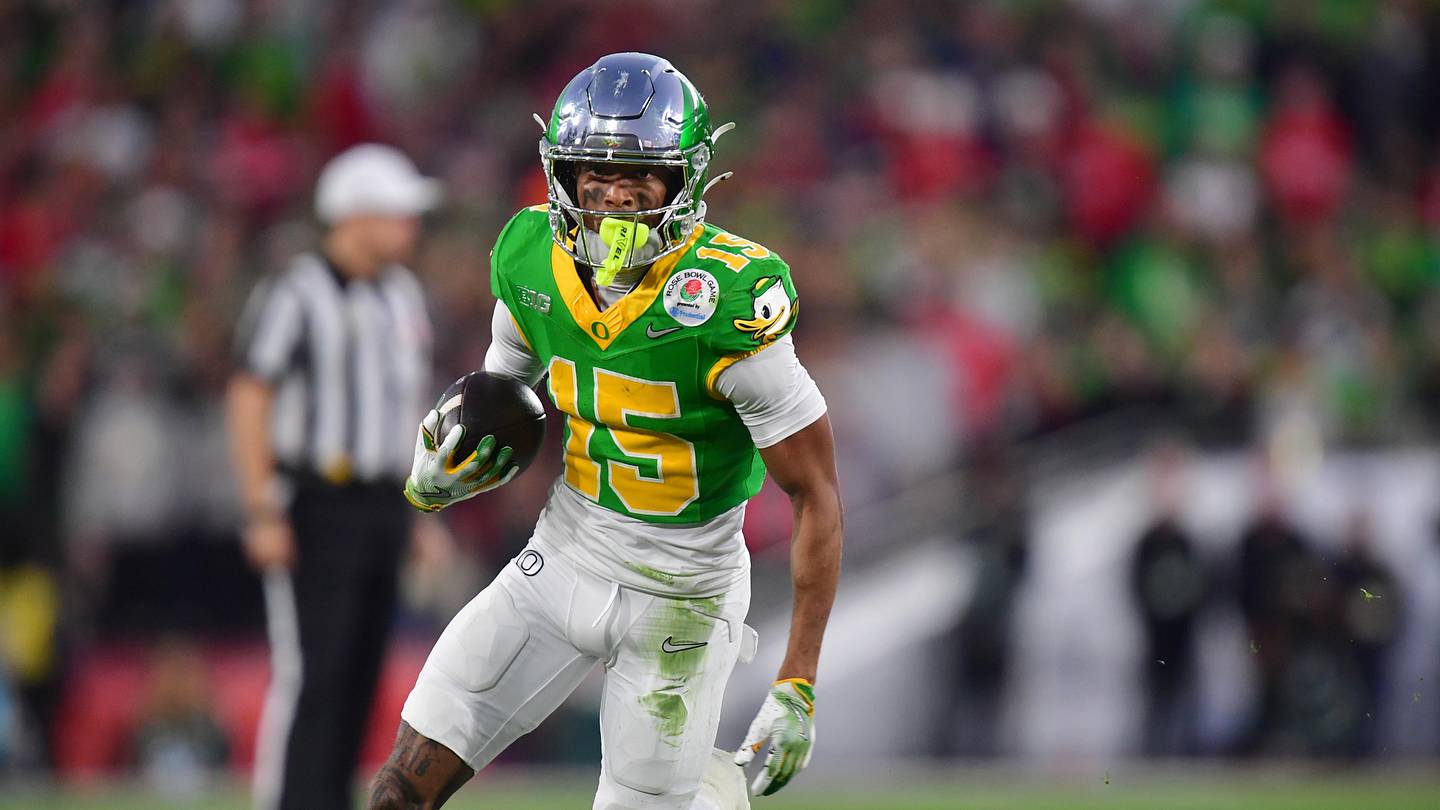 Oregon Ducks Wide Receiver Tez Johnson Proposes to Girlfriend