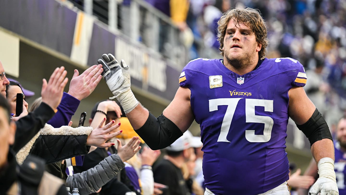 Vikings' Brian O'Neill leaves MNF game vs. Bears with knee injury