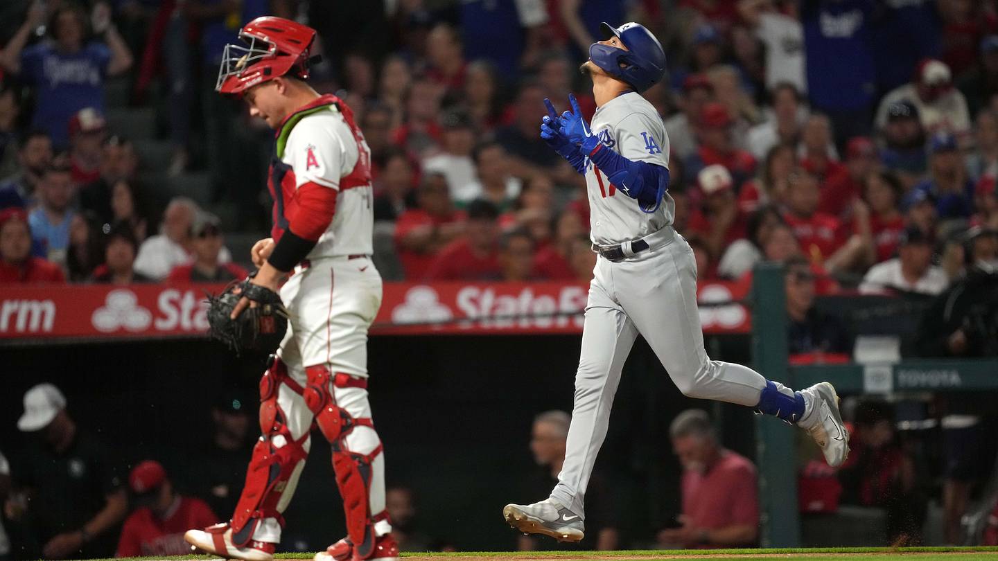 Walker Buehler's odd reaction to huge Miguel Vargas homer confused ...