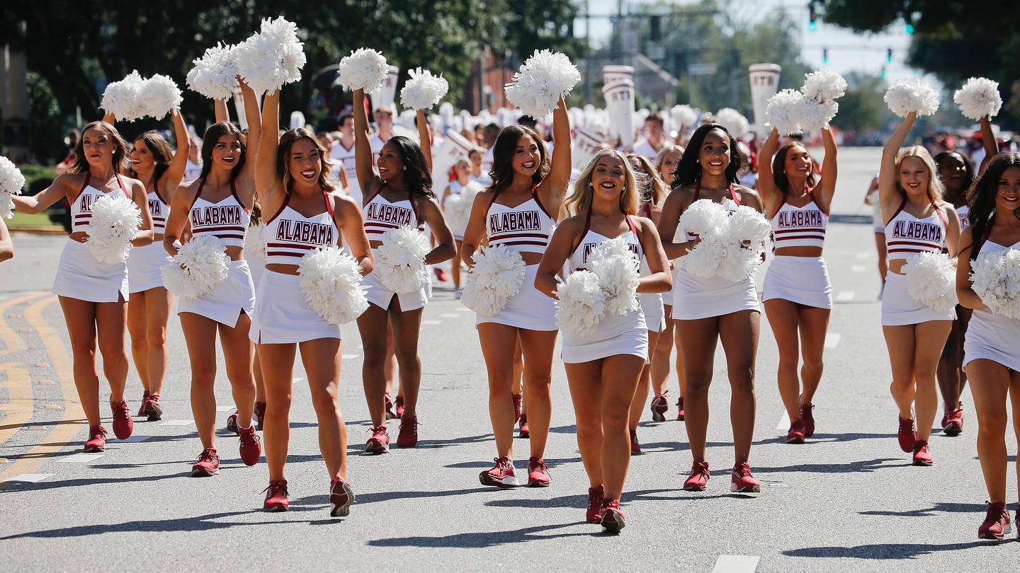 Viral Alabama cheerleader Lily Garofalo stuns in uniform mirror selfie