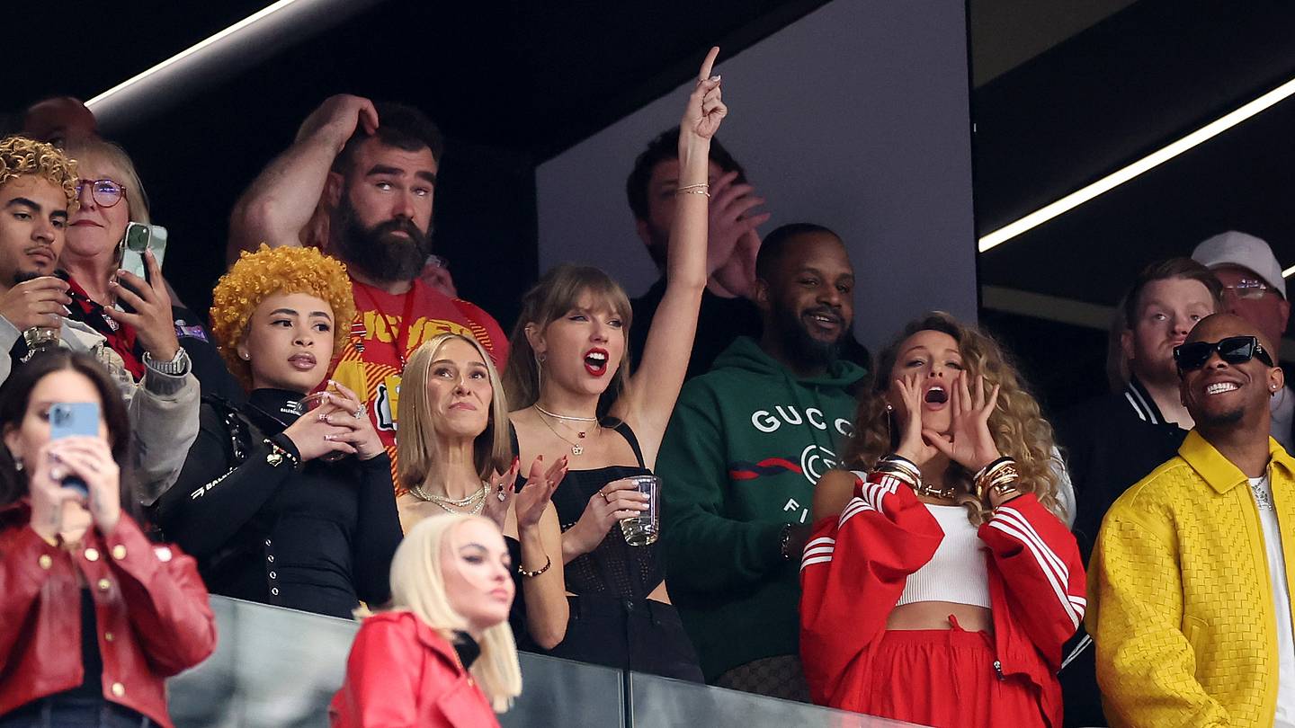 Who is sitting with Taylor Swift in the Chiefs luxury box at Super Bowl ...