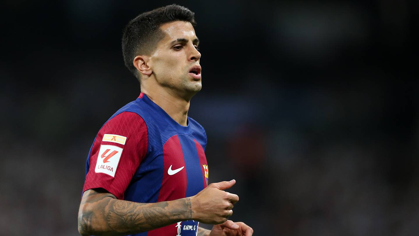 Star Portuguese full-back's chances reduce to return to FC Barcelona