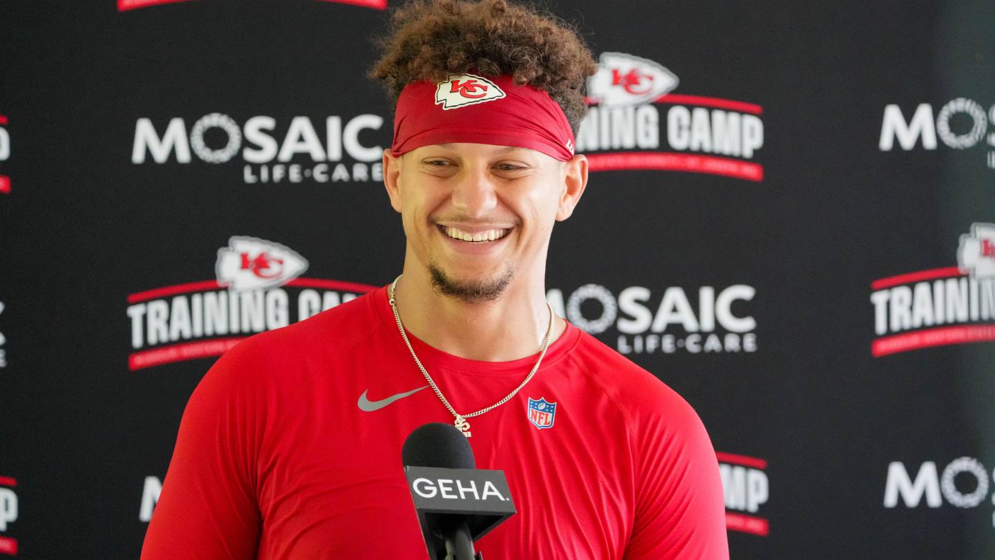 Patrick Mahomes Throws Insane Behind-the-Back TD Pass in Practice