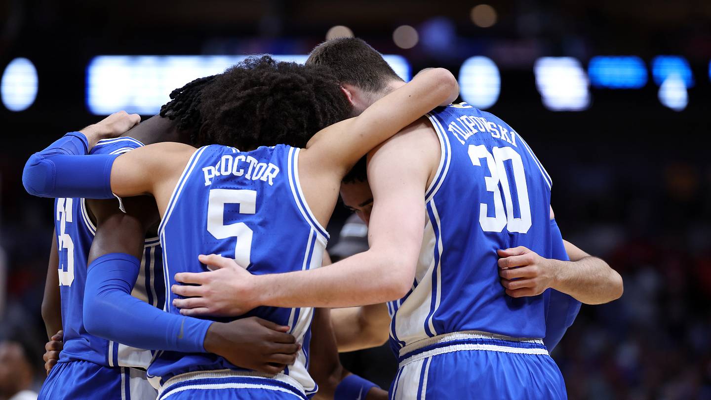 Dallas Cowboys legend celebrates with Duke basketball team after Sweet ...