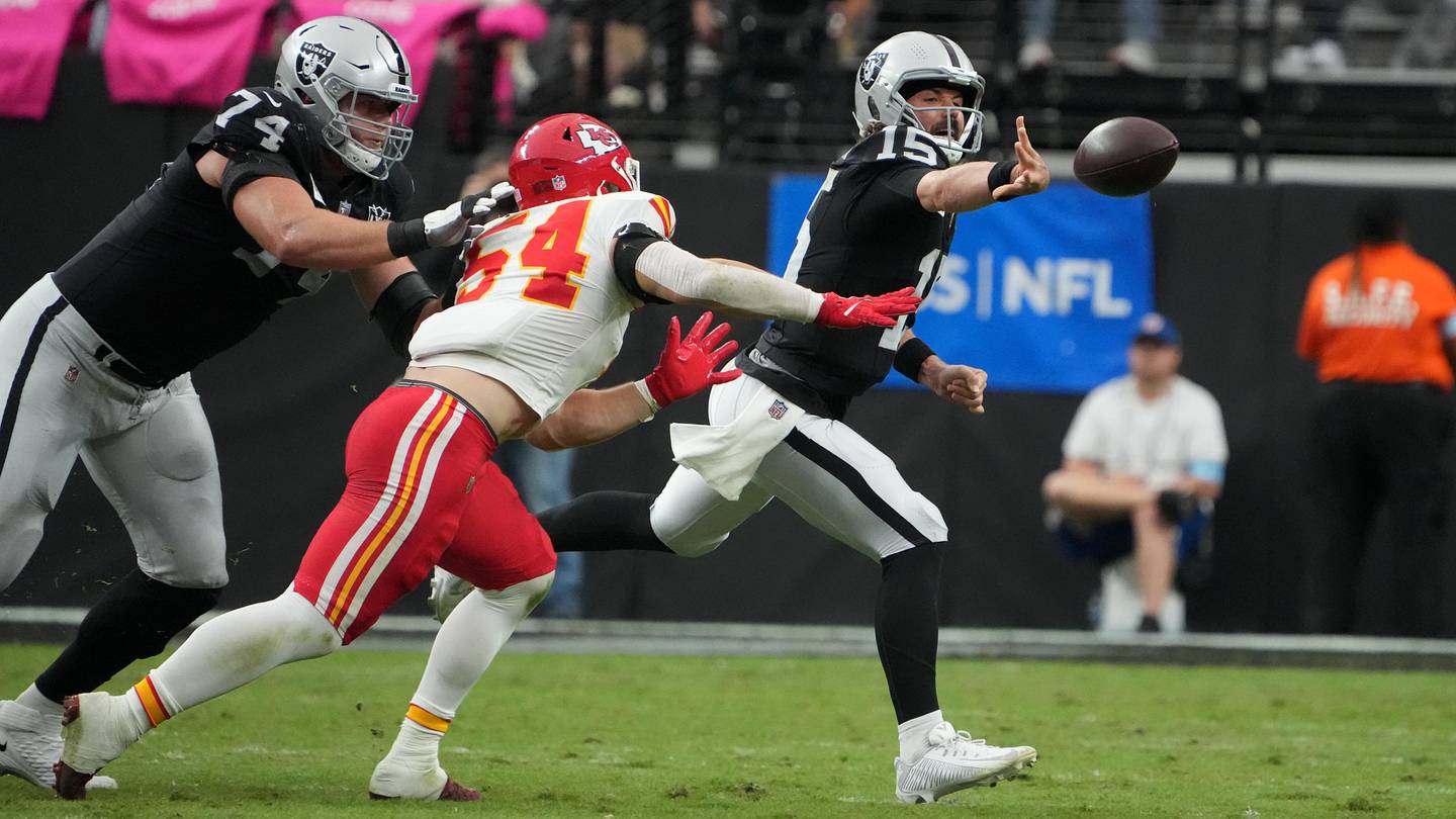 Chiefs at Raiders Grades: Linebackers Fluctuate, DeAndre Hopkins Debuts