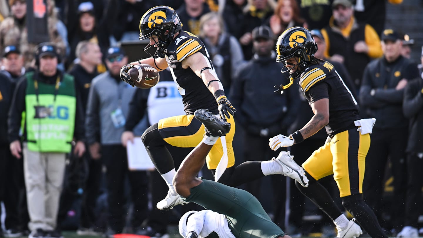 For Kaden Wetjen, it's a surreal feeling to pass Tim Dwight in career ...