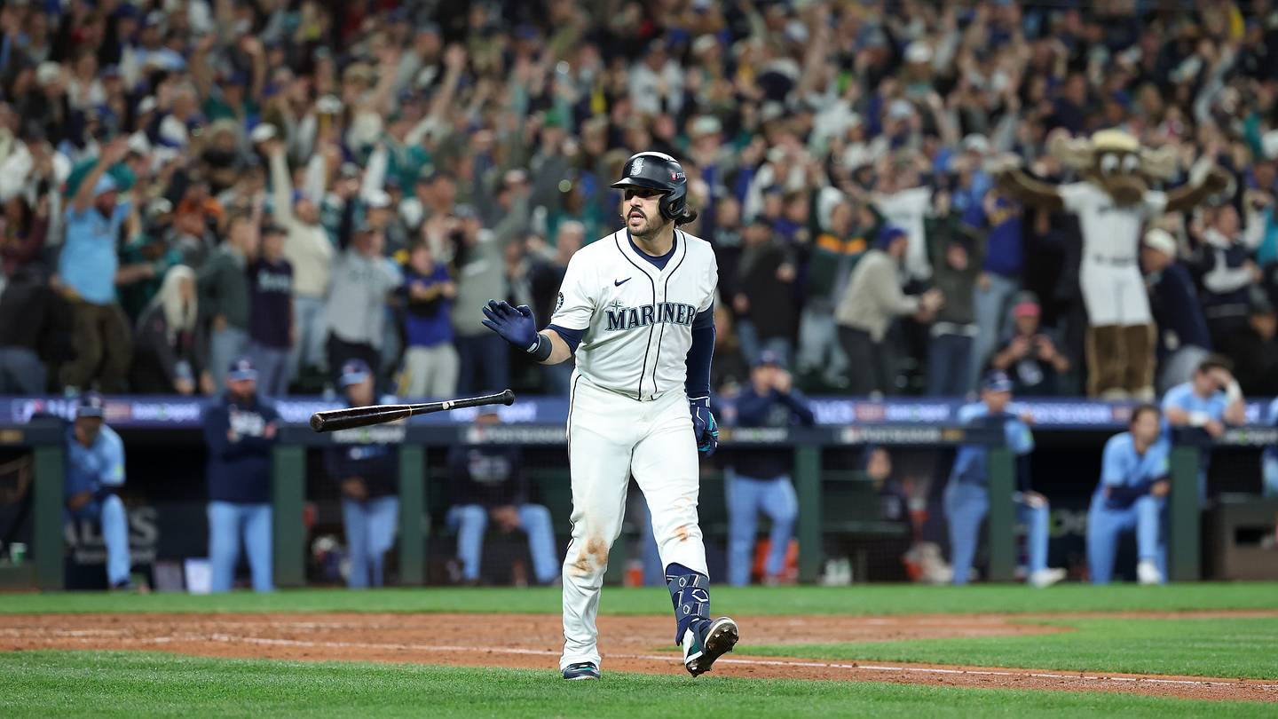 Eugenio Suárez reclaims Mariners hero status with season-saving ALCS Game 5