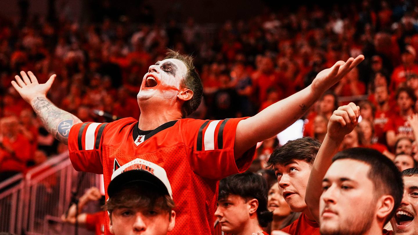 Louisville fans erupt as Kentucky fans call for Mark Pope’s job after ...