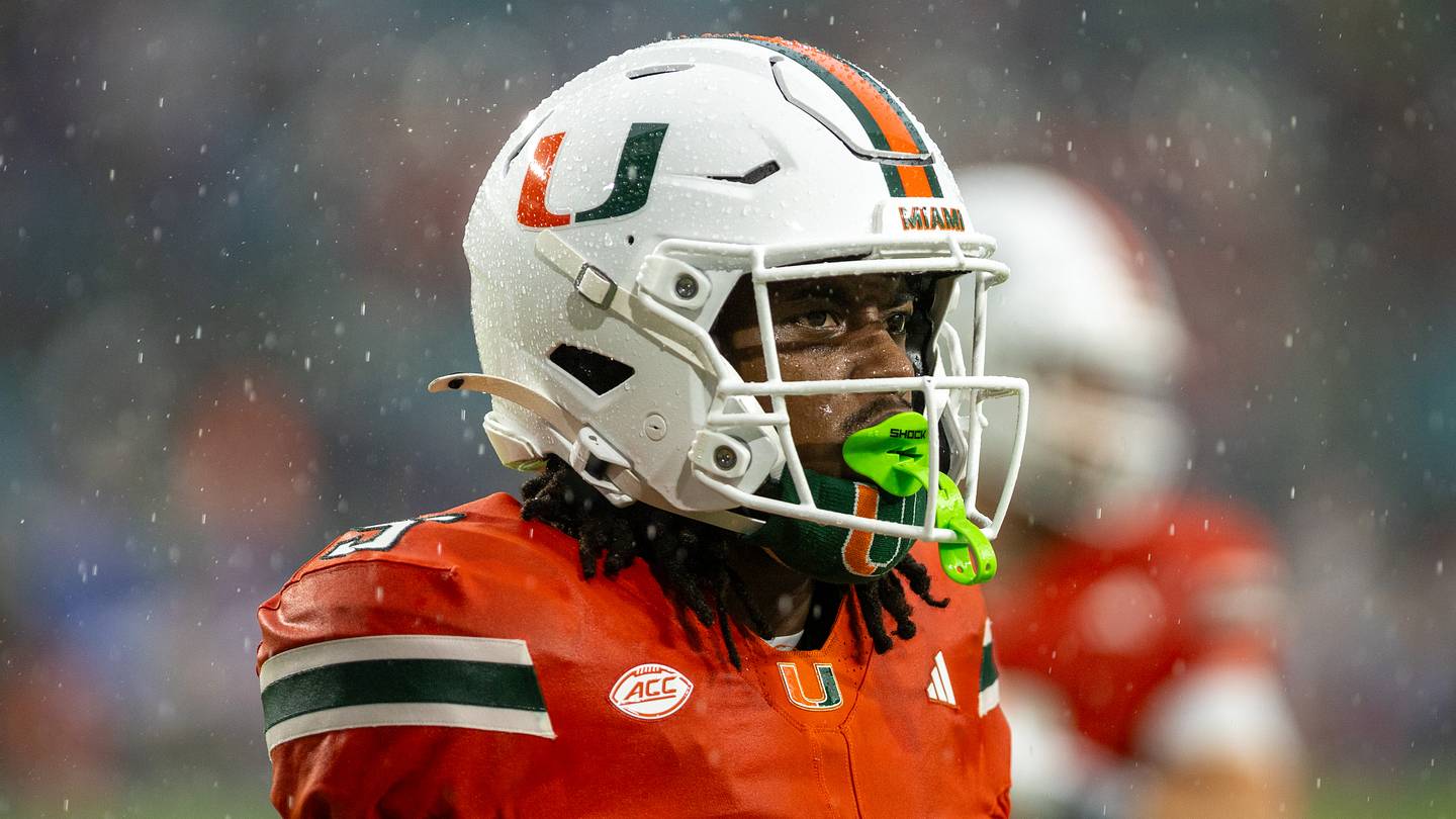 Miami transfer WR absurdly announces new school right at kickoff vs ...