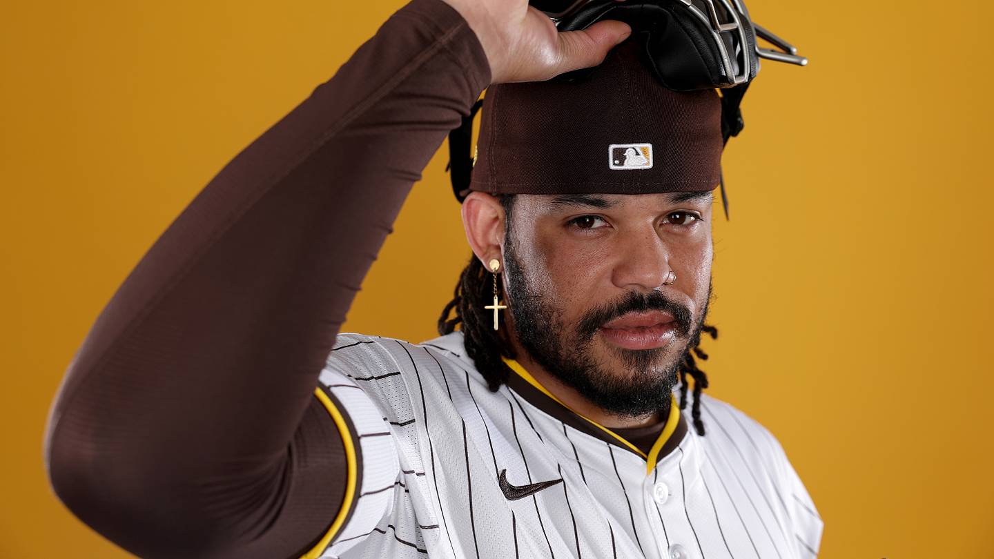 Padres make surprise non-tenders while locking in key piece for 2026