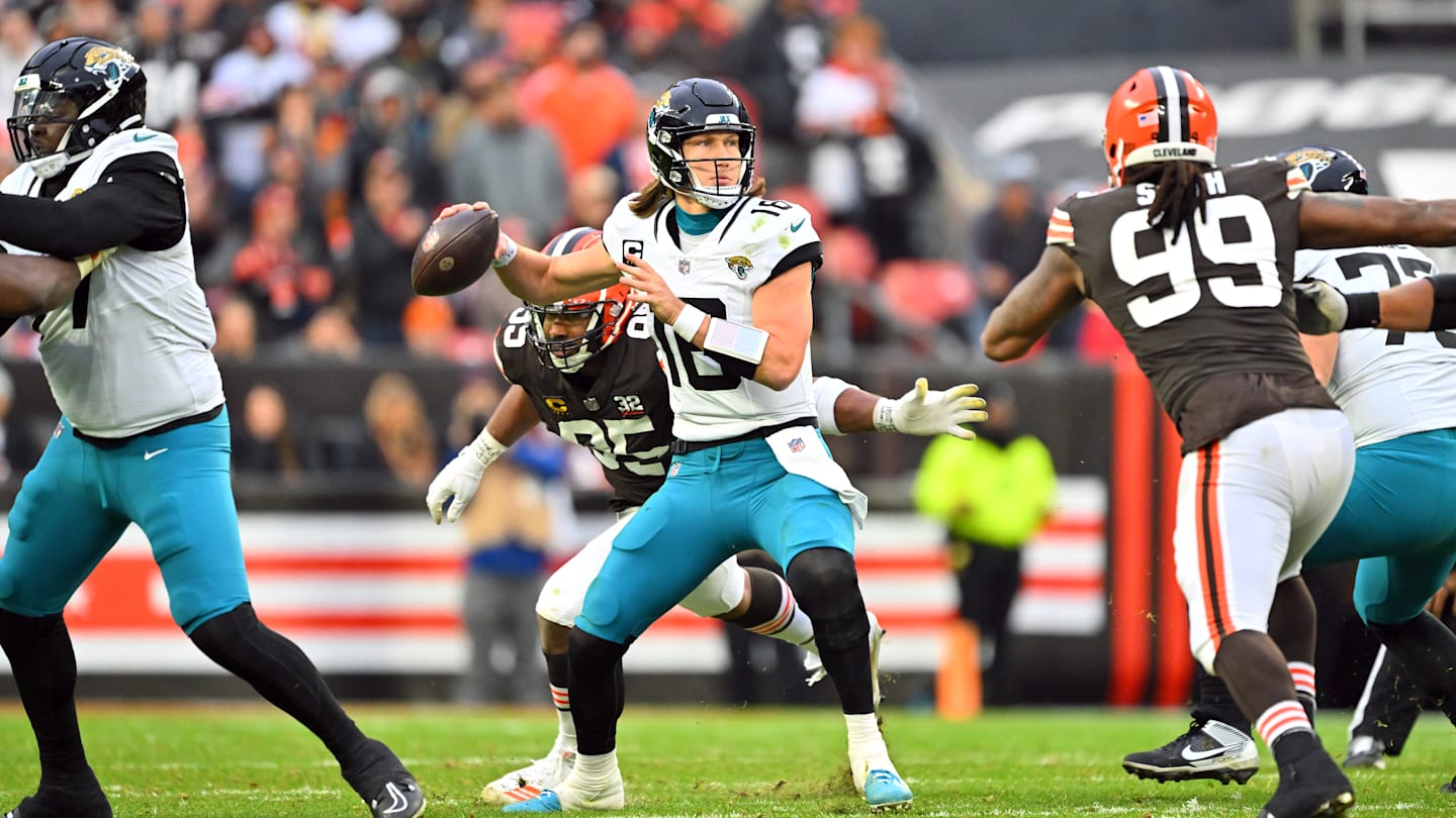 Who are the announcers and referees for Browns vs. Jaguars today?