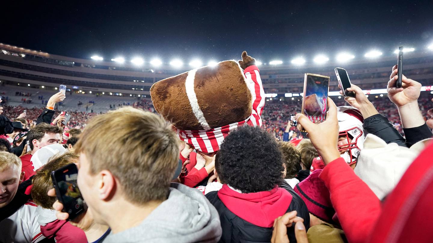 Wisconsin Badgers fans criticized for storming the field after win over ...