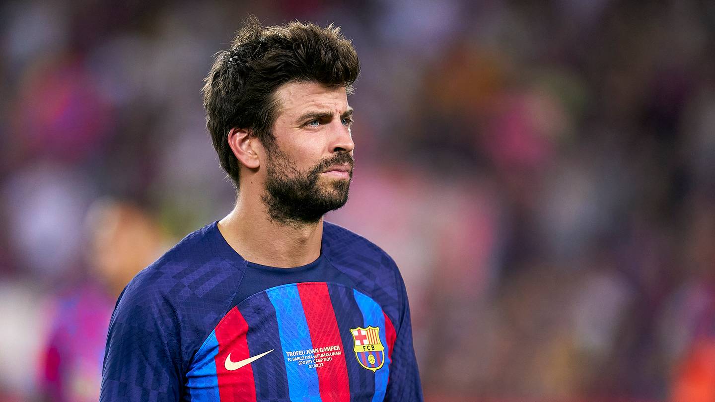 How many trophies did Gerard Pique win with Barcelona?