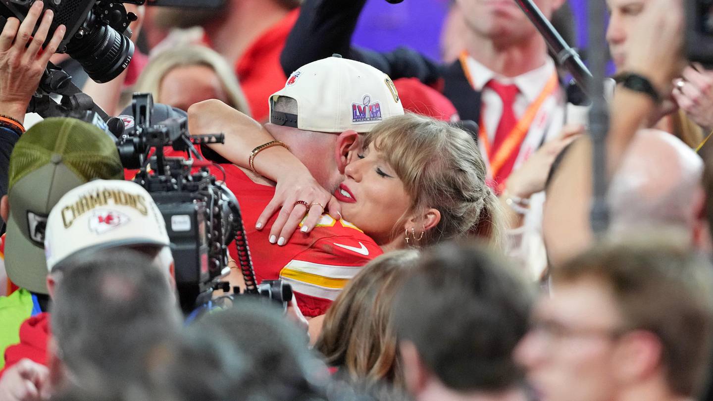 Taylor Swift, Chiefs OC? Pop star 'drawing up plays' for team