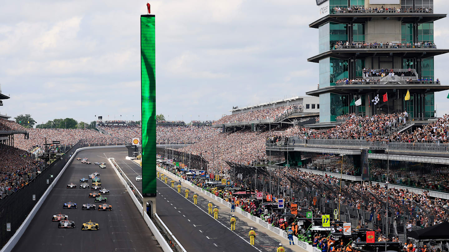 How many fans can attend the Indy 500 at Indianapolis Motor Speedway?