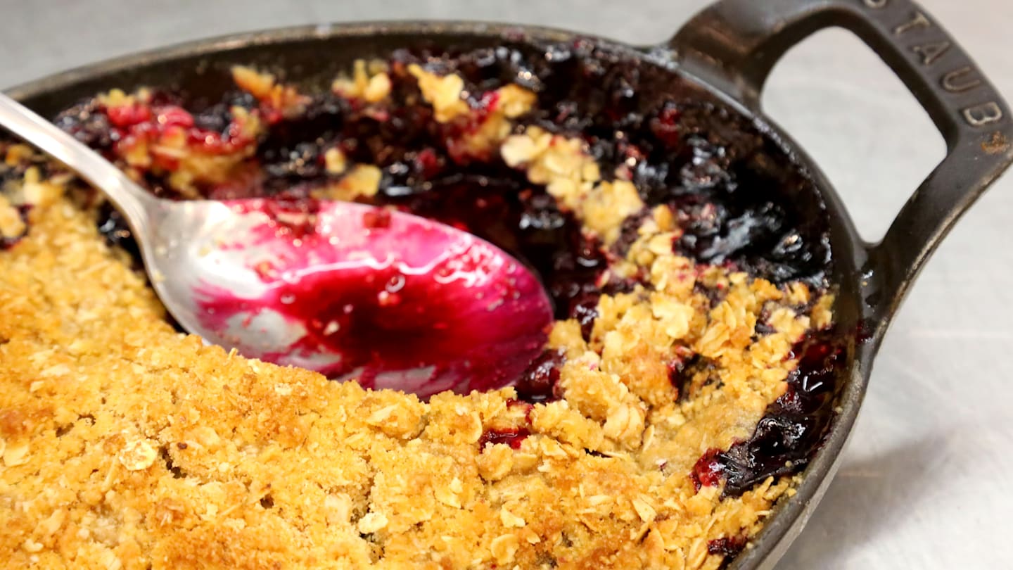 This Simple Blueberry Crisp Recipe Is Perfect for Beginner Bakers