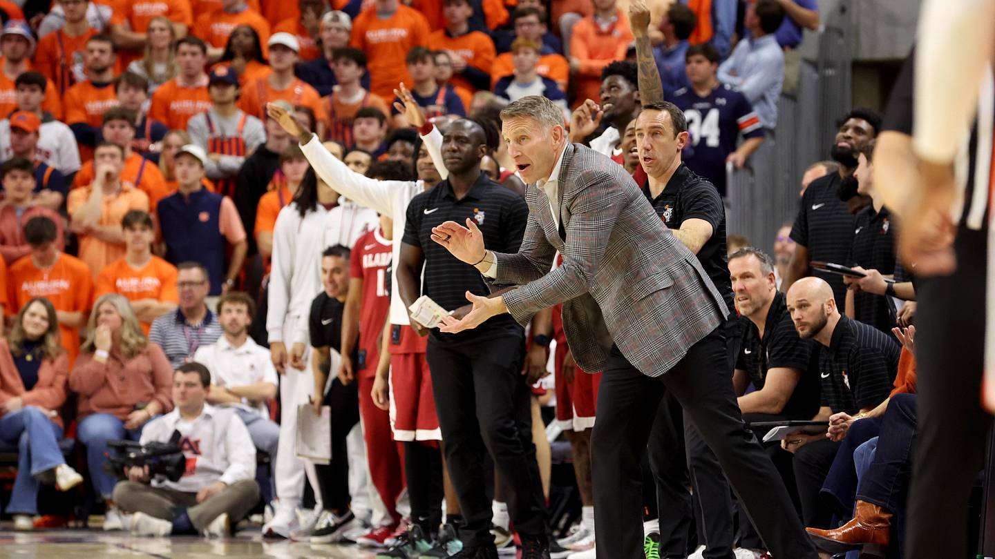 Alabama hilariously trolls Auburn over t-shirt thrown at Nate Oats ...