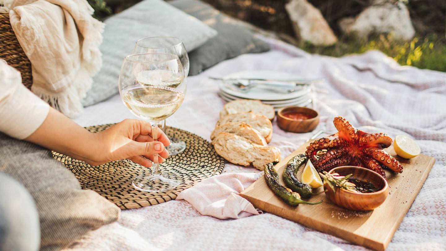 Picnics Are the Hot "New" Dining Trend, Thanks to Gen Z