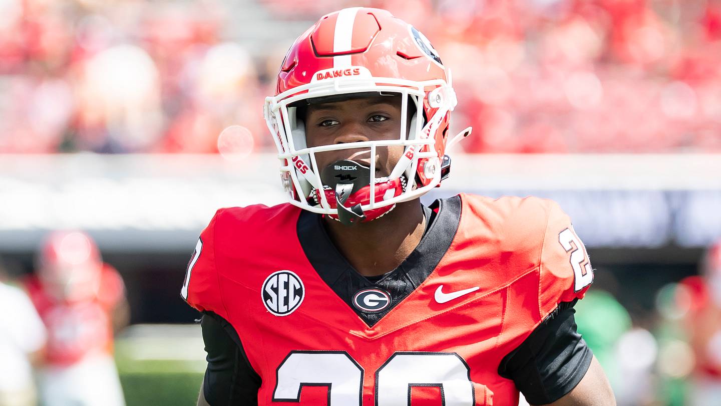 Someone needs to be fired if this Georgia Bulldogs doesn't get more touches