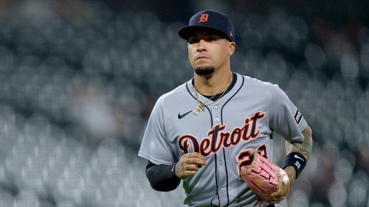 Javy Báez leaves Tigers game after taking wicked foul ball off the face