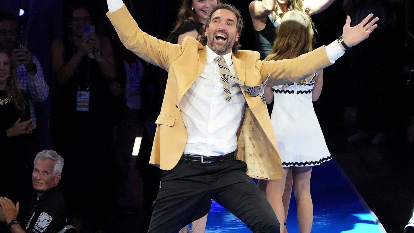 Jared Allen has wardrobe malfunction while celebrating his HOF gold jacket