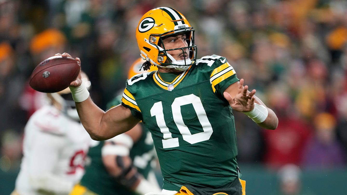 Who are the announcers and referees for Packers vs. Dolphins today?