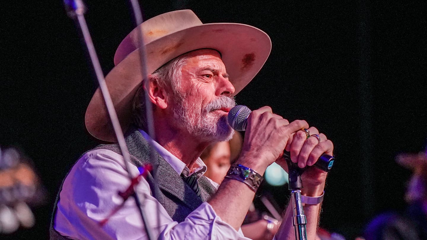 C. Thomas Howell cast in One Mile and the sequel One More Mile from ...