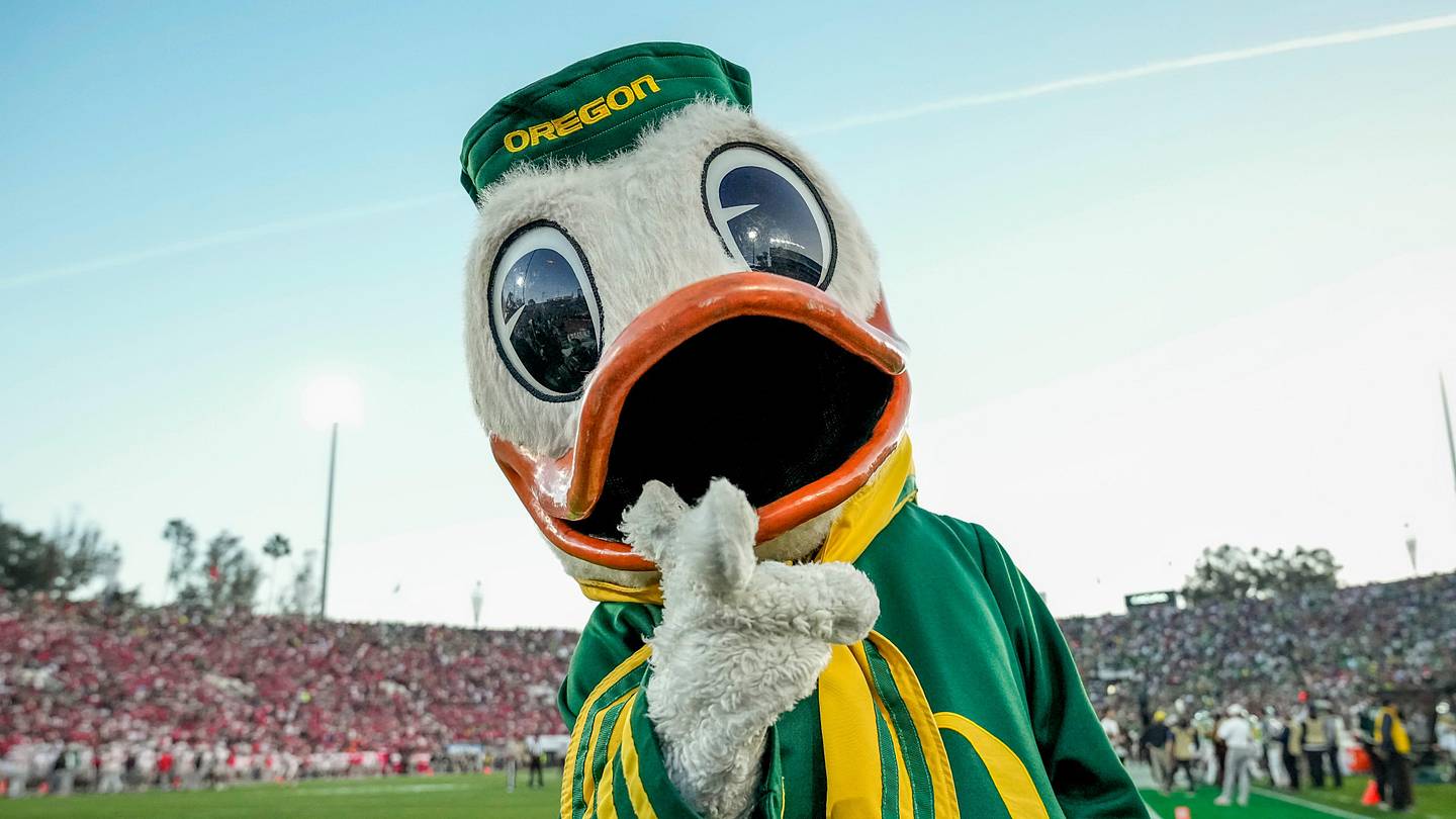 Oregon Duck Mascot’s Unexpected Goodyear Blimp Move Turns Heads