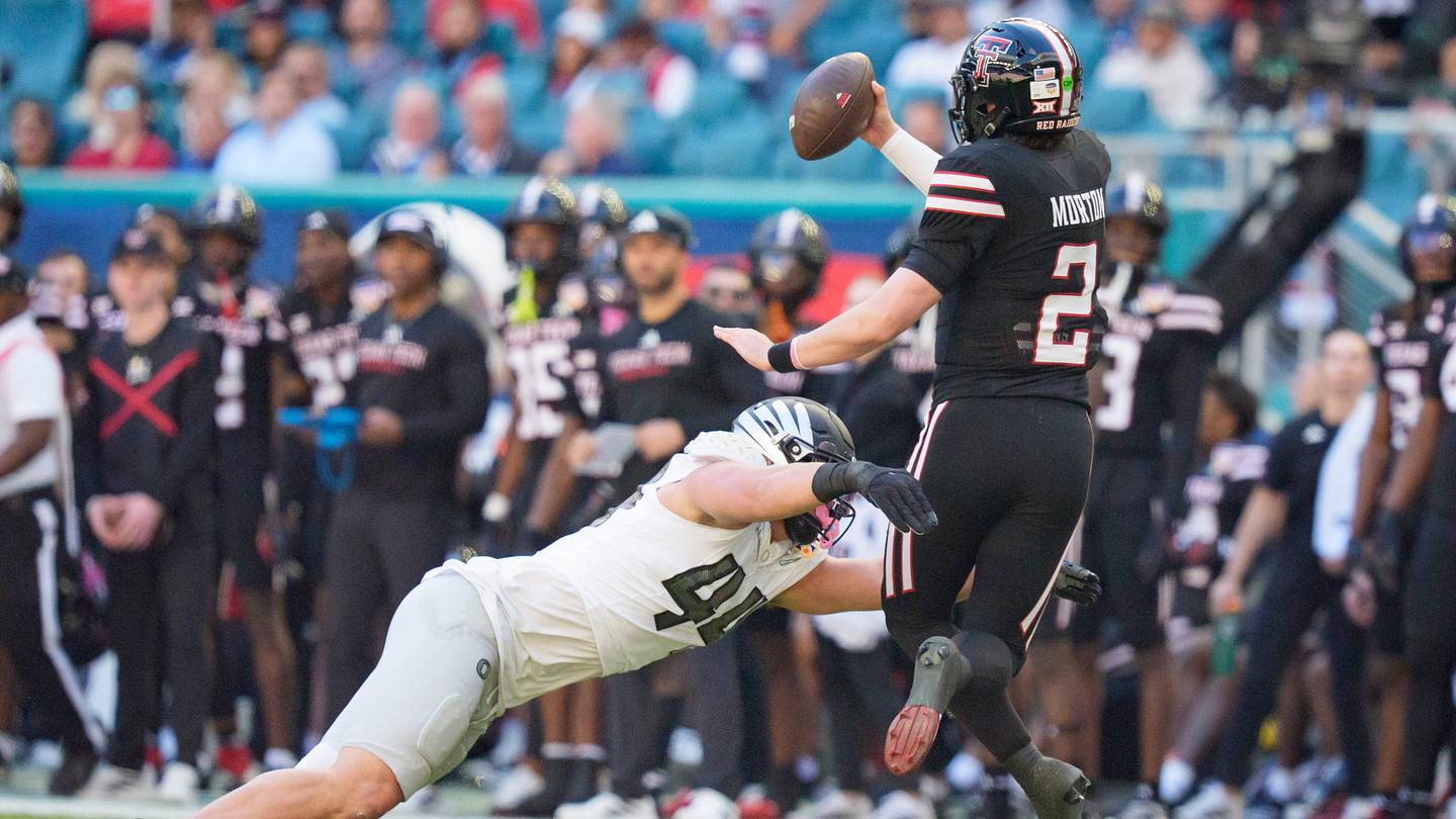 Oregon defensive star announces return