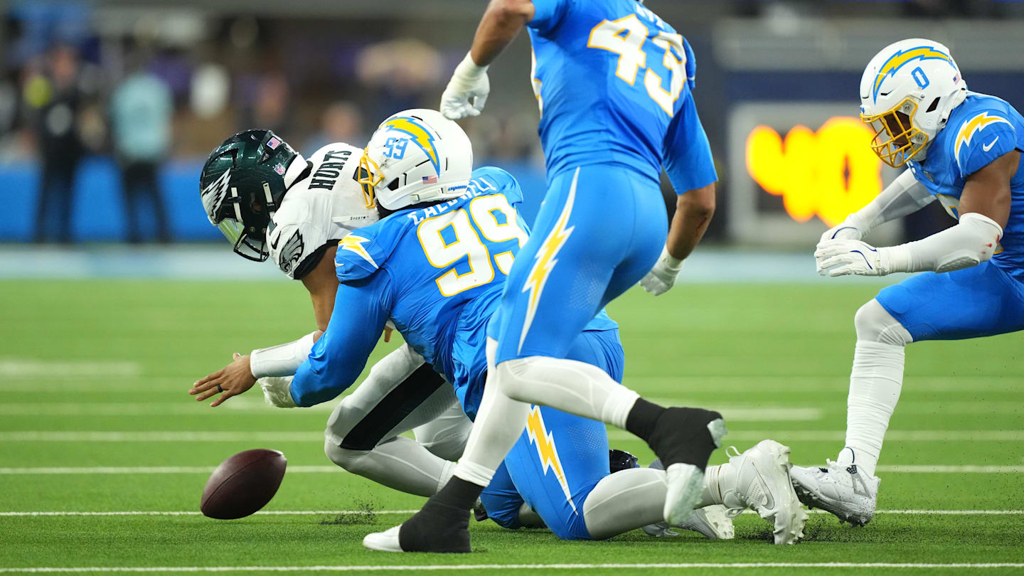 Jalen Hurts disaster stuns fans after unheard-of double turnover