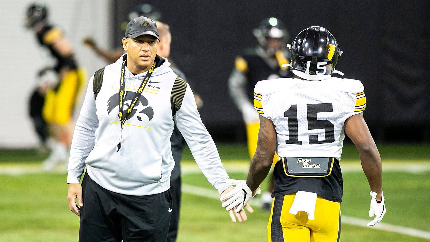Hawkeye fans' reactions to LeVar Woods leaving shines a light on his ...