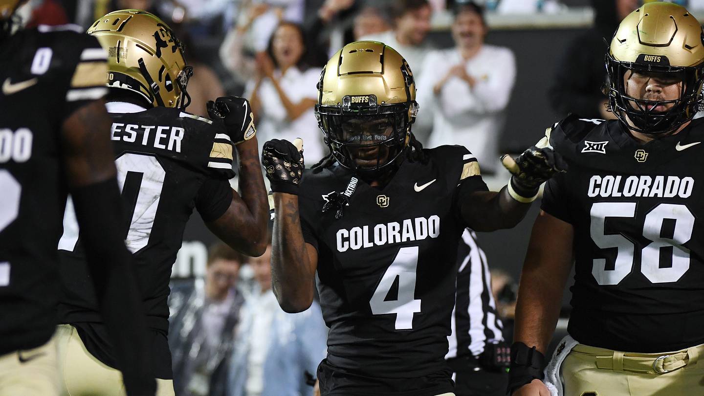 Colorado football team gets locker room concert from Babyface Ray