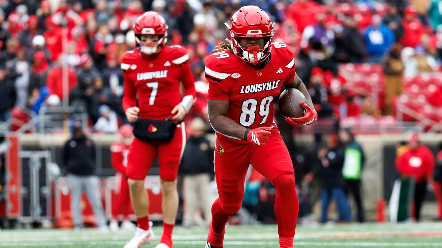 Former Louisville football RB makes surprising portal flip days after ...