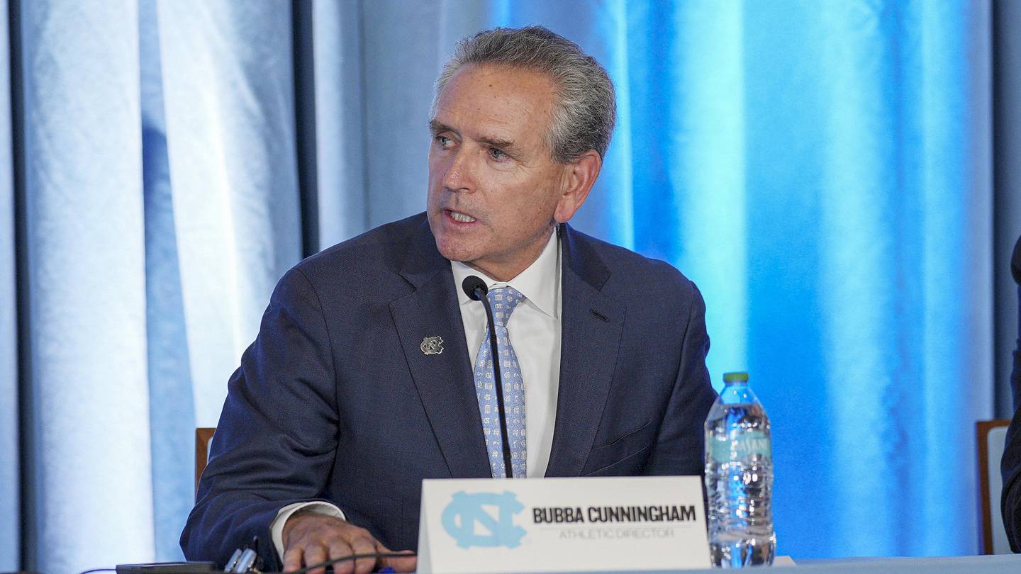 Tar Heels fans are slamming the panic button with Tommy Lloyd staying ...