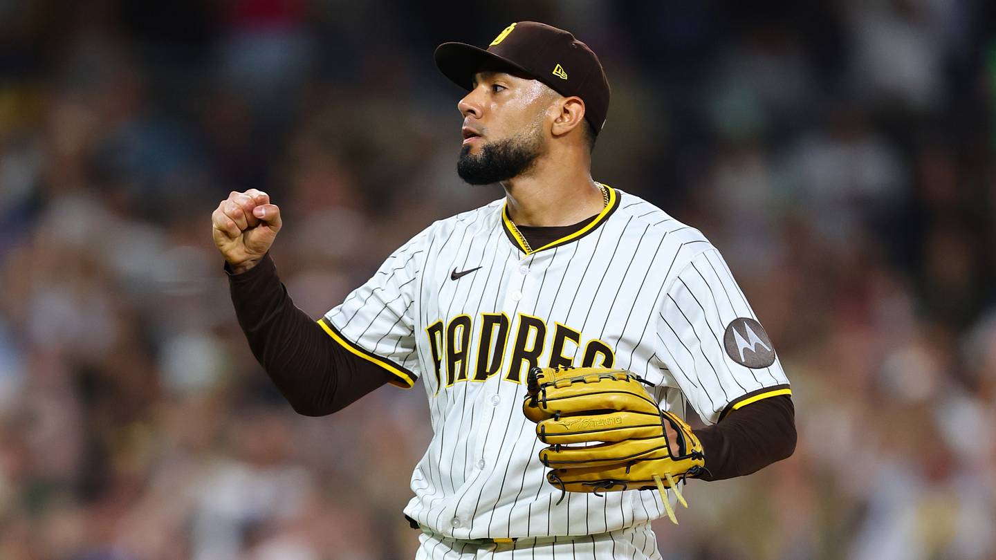 Robert Suarez deal with Braves shakes up MLB and subtly elevates Reds ...