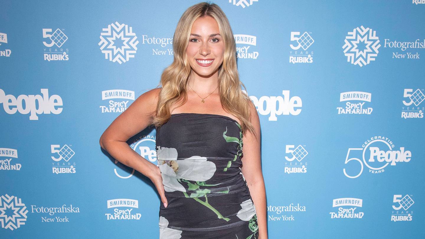 ESPN star Katie Feeney’s casual fit underwhelming in Miami cheerleaders ...