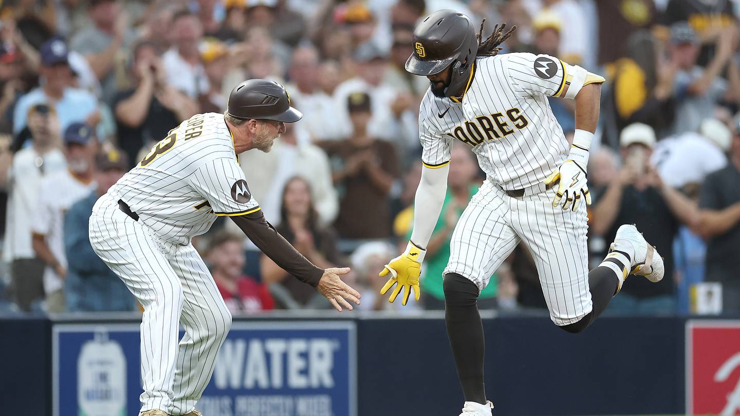 Padres hunting for next trusted third base coach after quiet Mets raid