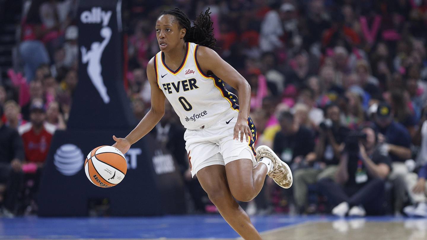 Kelsey Mitchell makes incredible Fever history vs. Sky