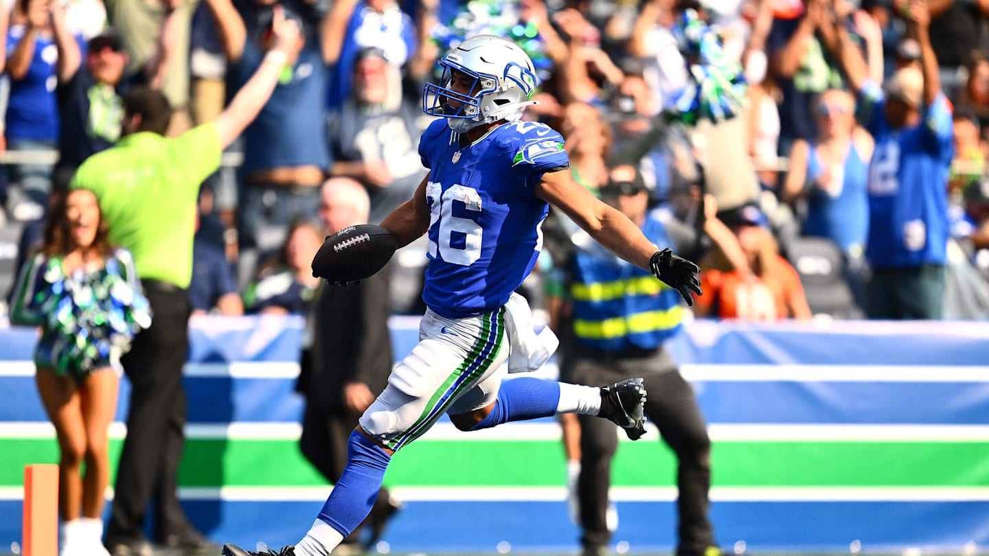 Which jerseys are the Seahawks wearing today versus the 49ers on TNF?