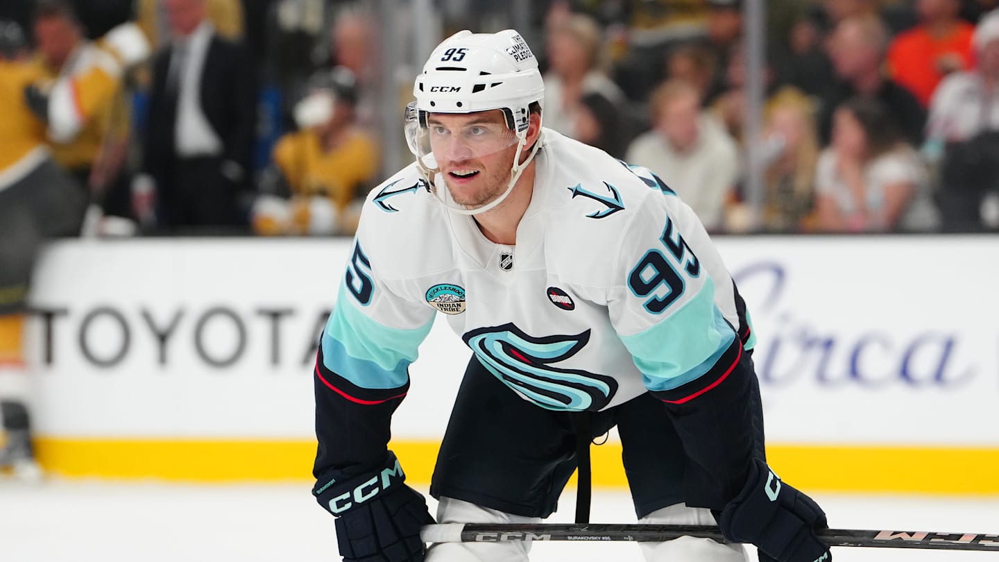 Andre Burakovsky might be the playmaker Connor Bedard needs to get off ...