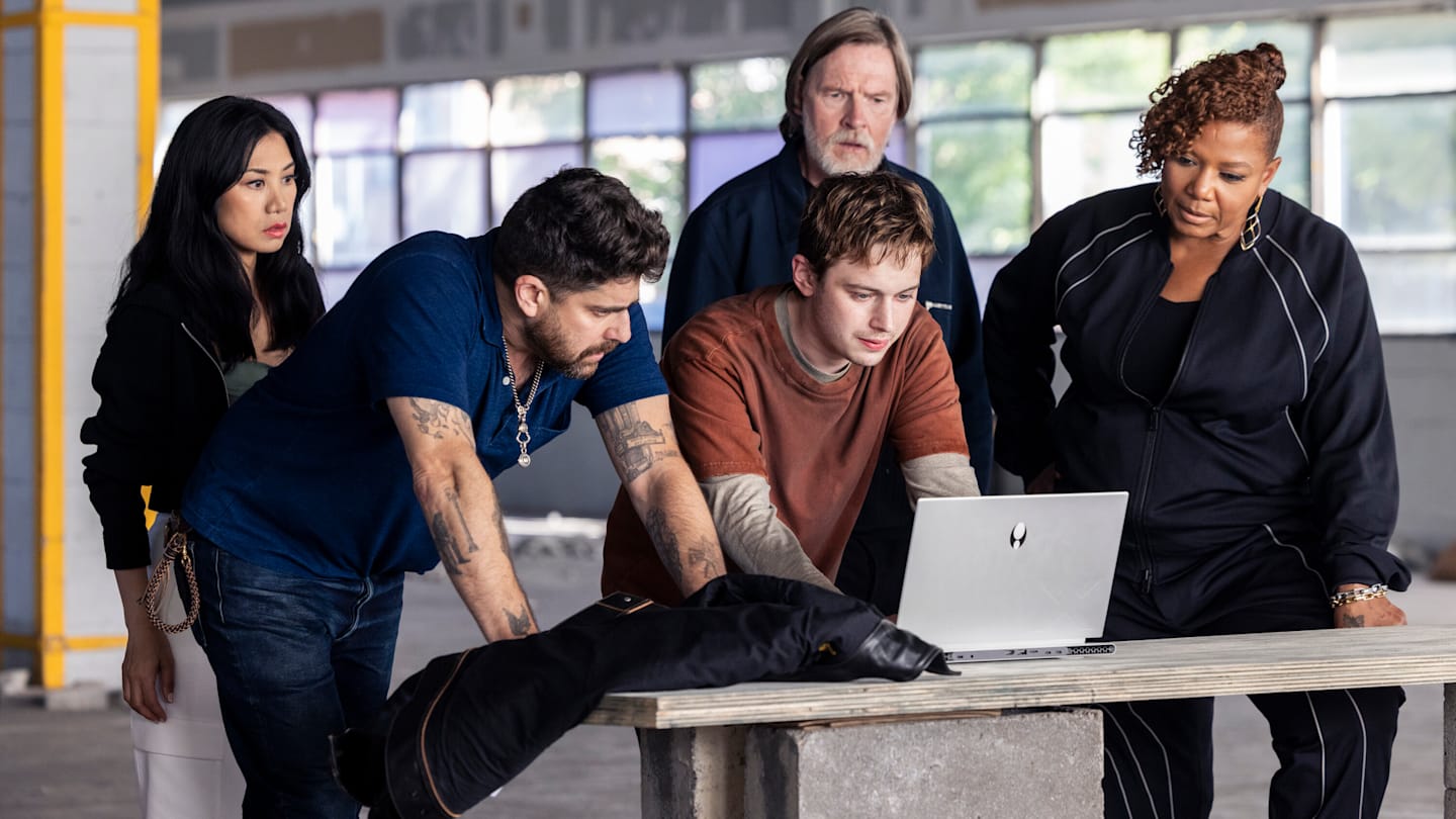 Robyn needs to protect a hacker in The Equalizer season 5, episode 4 ...