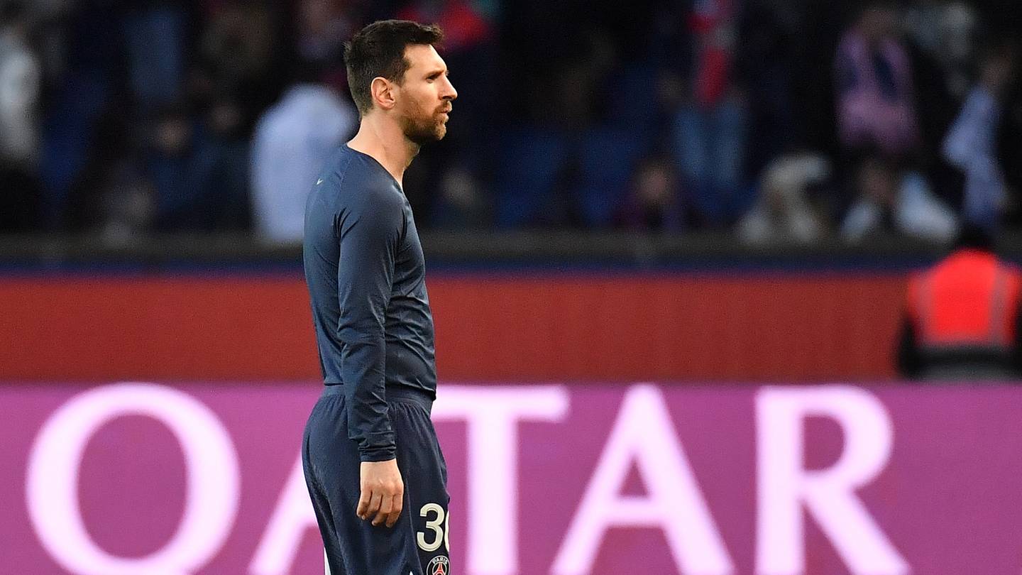 Why did PSG fans boo Lionel Messi?