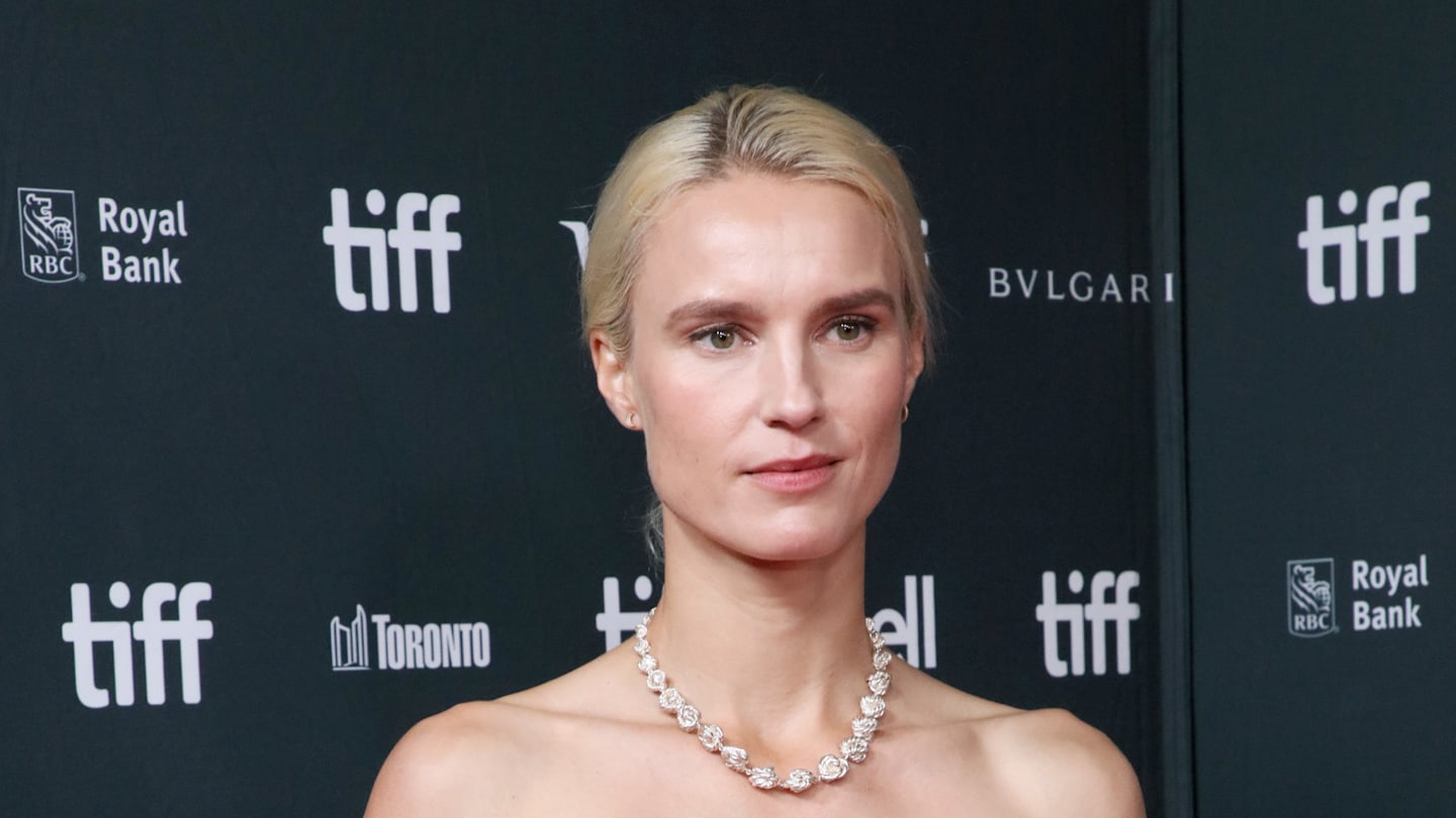 First image of Amanda Collin as Lady Jeyne Arryn in House of the Dragon season 2