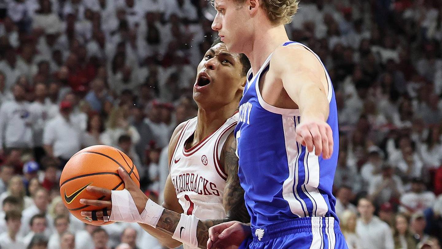 Razorbacks Fall in AP Poll After Splitting with Oklahoma, Kentucky